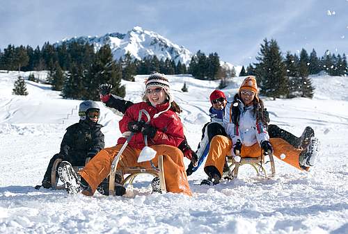 Snow sledge, what a fun! - activity - Schneeberg-Magazin